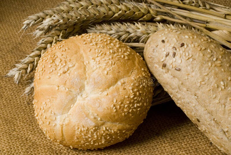 Verschillende Soorten Brood, Tarwe En Bloem Op Een Zwarte Achtergrond ...