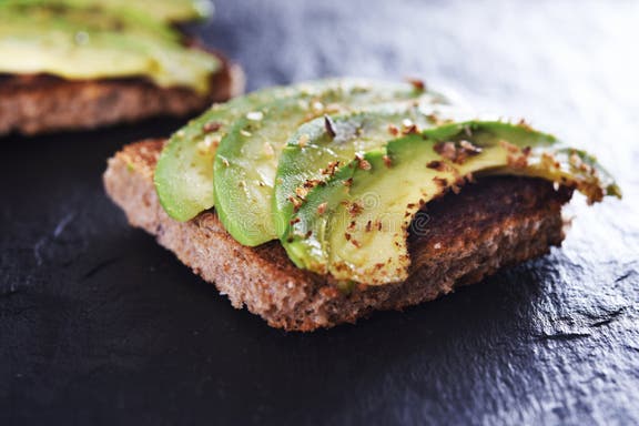 Brood met avocado stock foto. Image of gezond, maaltijd - 47095382