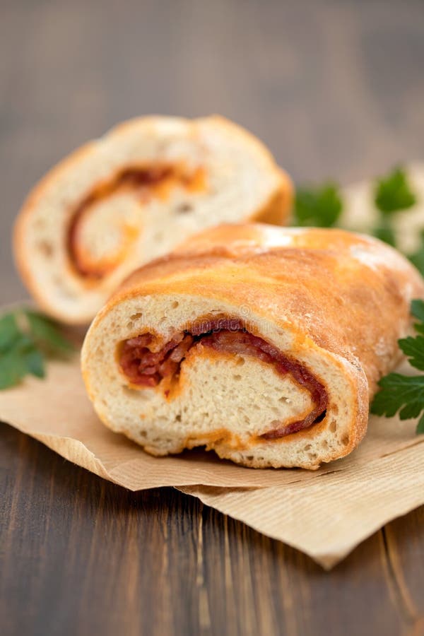 Brood Met Gerookte Worst Op Plaat Stock Foto - Image of spanje ...