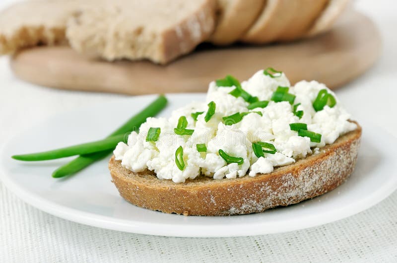 Brood Met Kwark En Groene Ui Stock Foto - Image of calcium, groen: 52016100