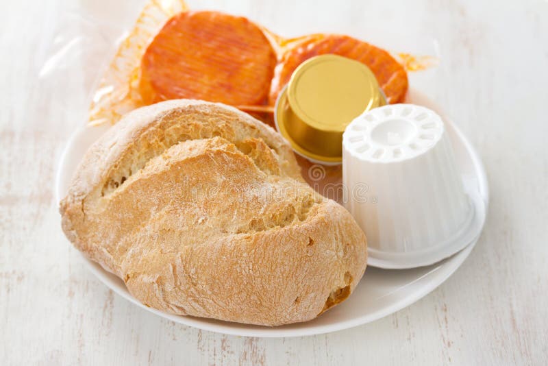 Brood Met Ham En Kaas Met Glas Water Stock Afbeelding - Image of vlees ...