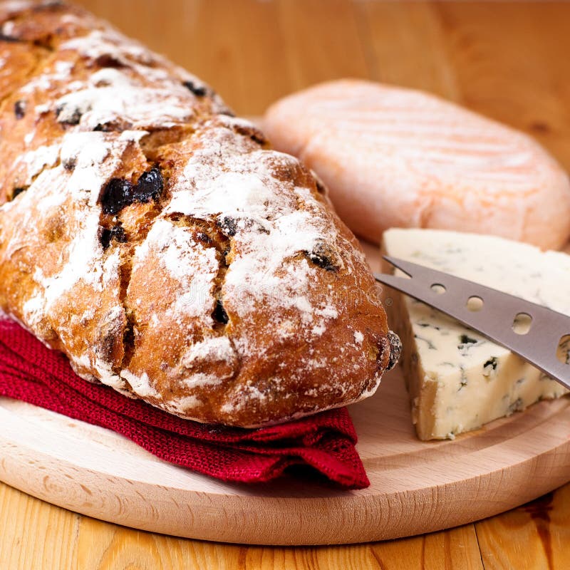 Brood Van Brood En Franse Kaas Stock Afbeelding - Image of korrel ...