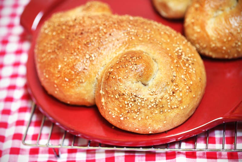 Gebakken Brood, Whole-grain De Holdingshanden Van Het Zuurdesembrood ...