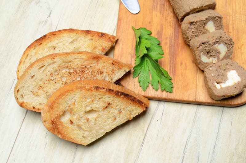 Broodjespastei En Plakken Van Geroosterd Brood Stock Afbeelding - Image ...