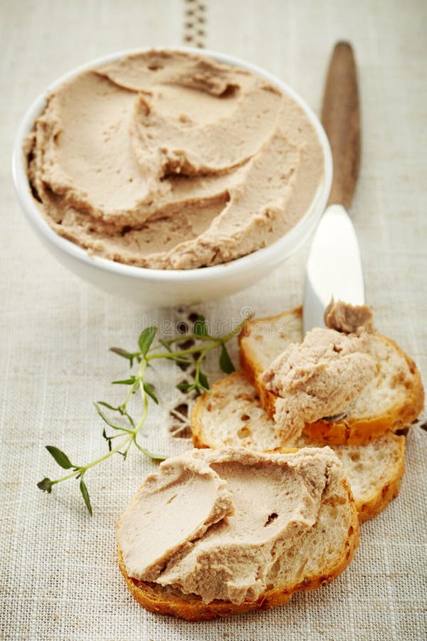 Brood met leverpastei stock afbeelding. Image of voorgerechten - 46019039