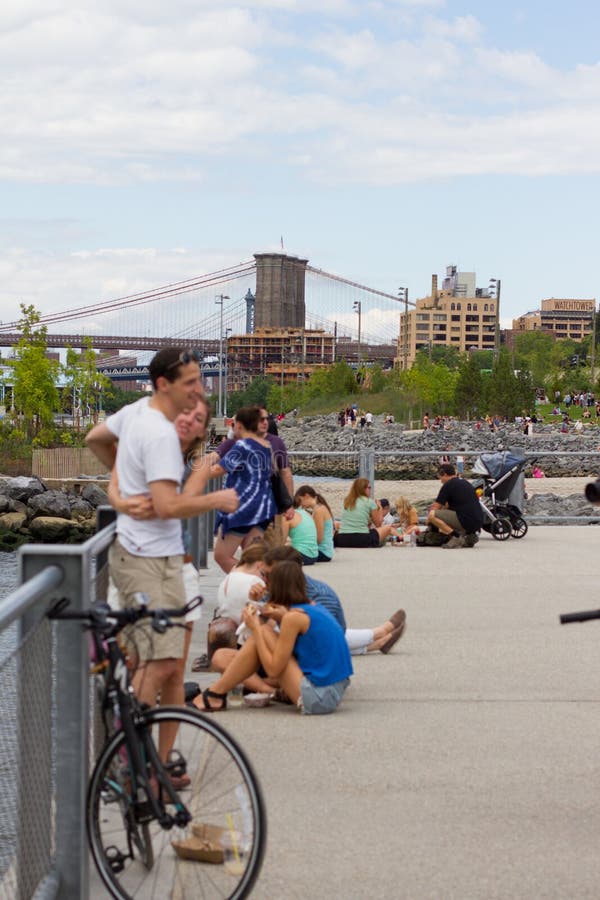 Brooklyn Bridge and People editorial photo. Image of river - 43816036