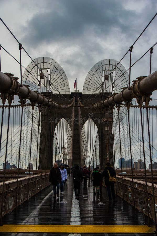 Walking Lane on Brooklyn Bridge Editorial Image - Image of person ...