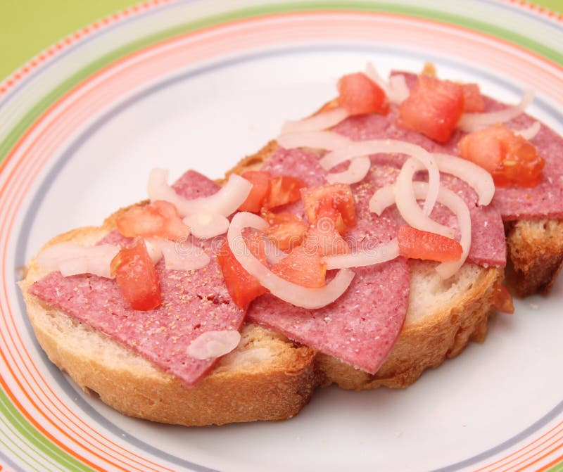 Brot mit Salami stockbild. Bild von brot, rettich, anlasser - 37537767