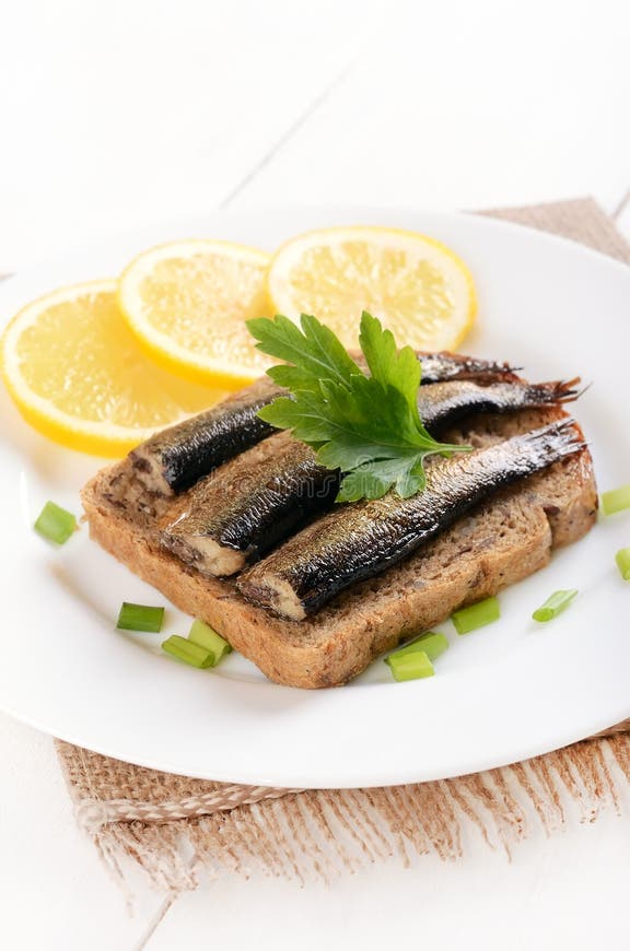 Brot mit Sprotten stockbild. Bild von kraut, mittagessen - 40023107