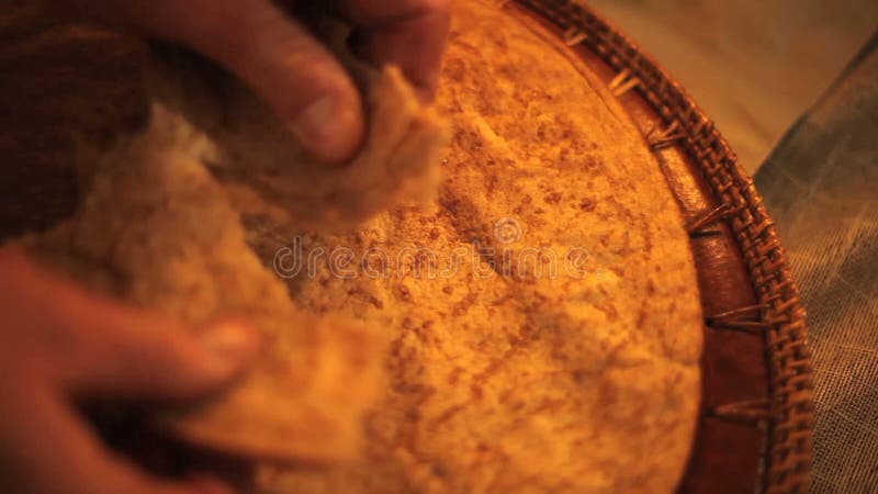 Brechen Der Festen Wanne Des Brotes Stock Video - Video von brach ...