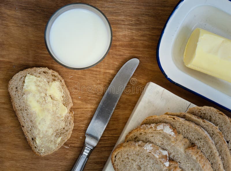 Brot Und Butter Mit Glas Milch Stockbild - Bild von gebuttert, milch ...