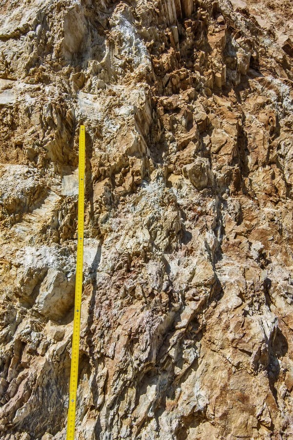 Brote De Roca Doblada Con Escala Imagen de archivo - Imagen de travieso ...