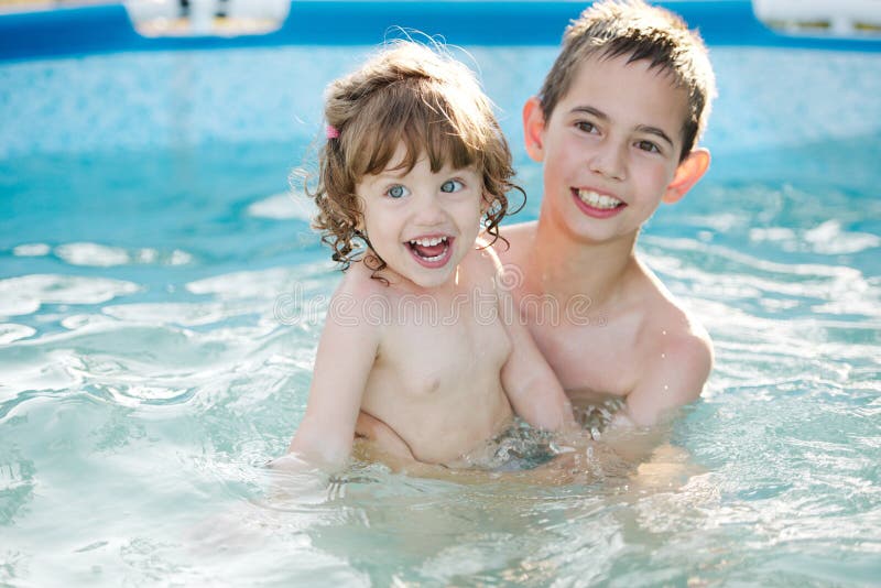 Brother Y Hermana En La Piscina Imagen De Archivo Imagen De Muchacho