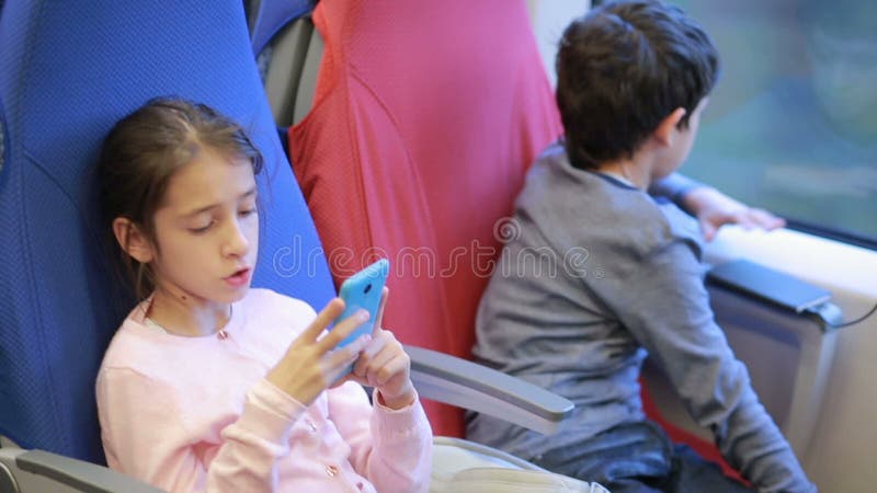 Brother Y Hermana Que Viajan En Tren Almacen De Video - Vídeo de juego ...