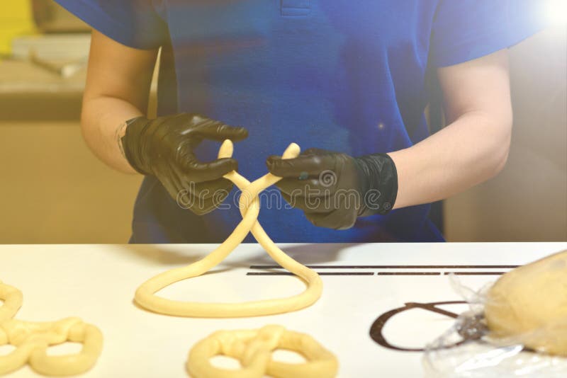 Brotteig, Weibliche Hand Kneten Und Machend Stockfoto - Bild von ...