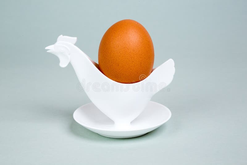 Brown-Ei in Einer Henne Oder in Einem Hahn Formte Eierbecher Stockbild ...