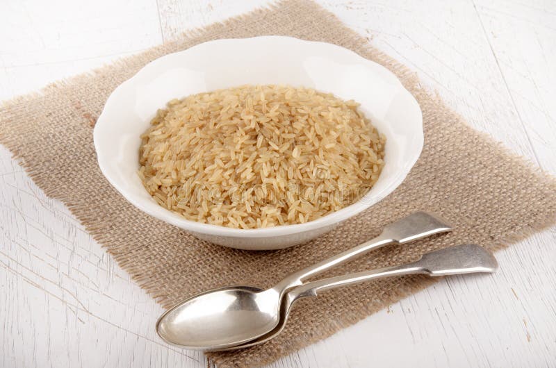 Brown rice in a white bowl stock image. Image of jute - 38750803