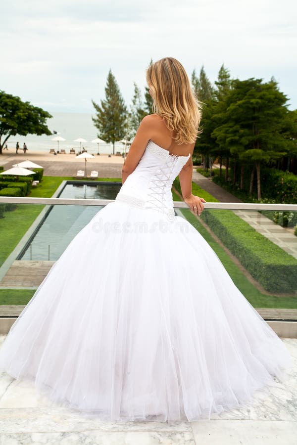 Brud Som Ser Havet Till Barn Fotografering för Bildbyråer - Bild av ...