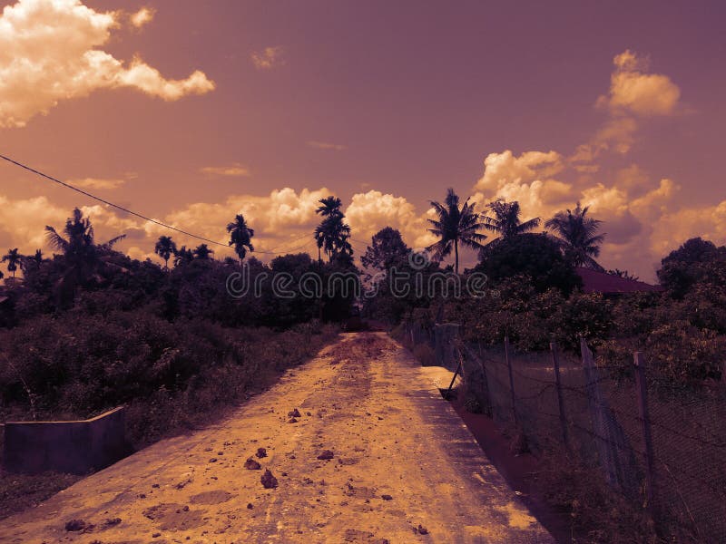 Brudna droga Przez pola obraz stock. Obraz złożonej z droga - 140807477