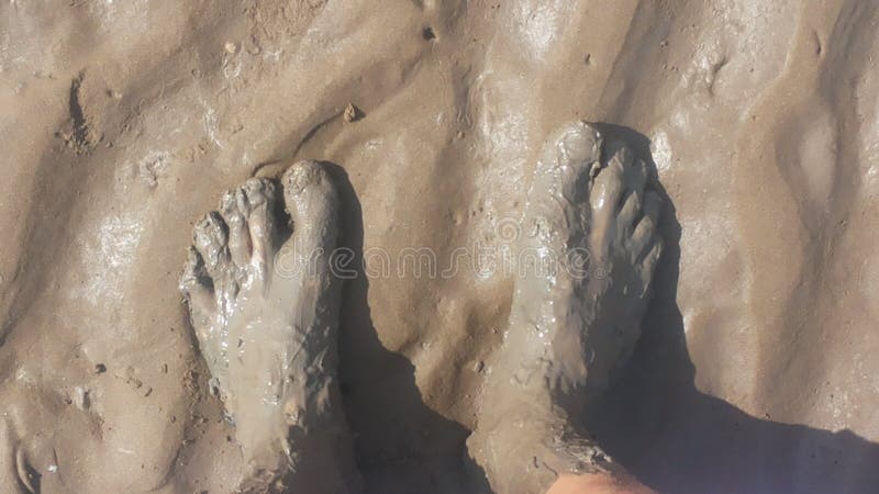Brudne stopy obraz stock. Obraz złożonej z brudny, błoto - 43118875