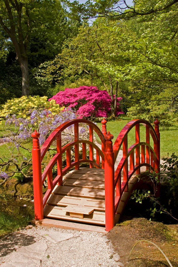 Japanse Tuin Met Een Rode Brug, Den Haag, Holland Stock Afbeelding ...