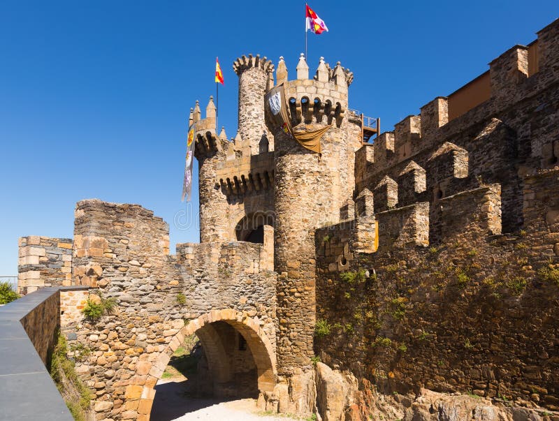 Brug En Poort Van Het Templar-Kasteel in Ponferrada Stock Afbeelding ...