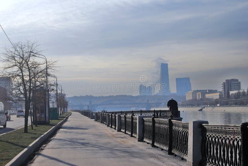Brug In Moskou Mening Van De Dijk Van De Rivier Van Moskou Redactionele ...