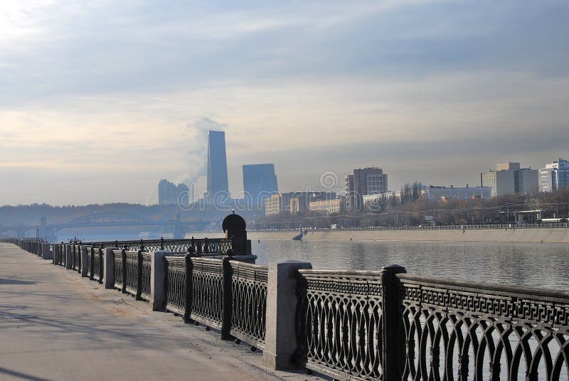Brug in Moskou Mening Van De Dijk Van De Rivier Van Moskou Redactionele ...