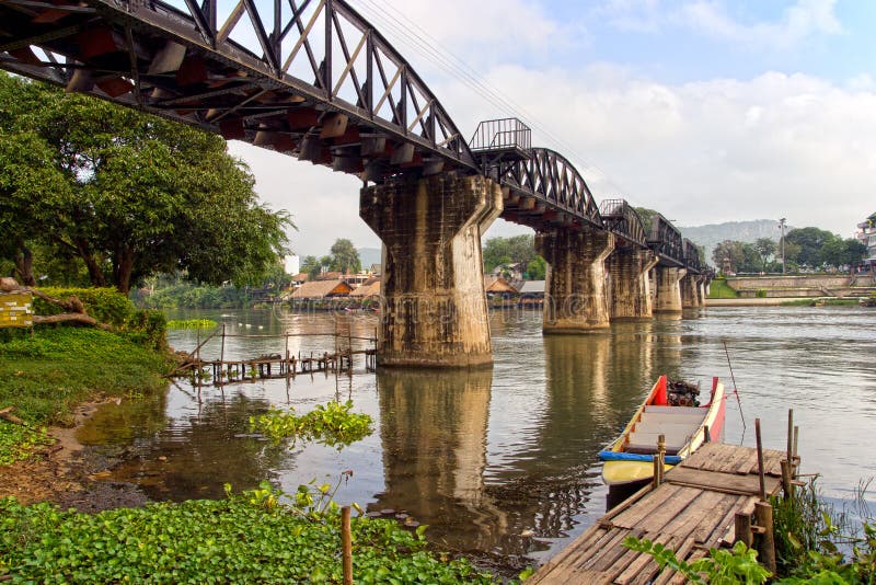 Oranje Brug Over Liedrivier in Vang Vieng, Laos Stock Afbeelding ...