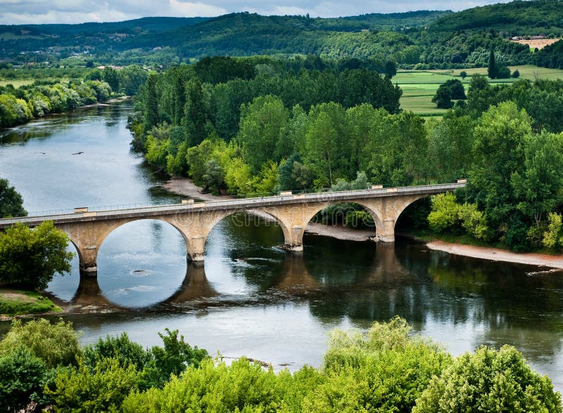 De Rivier Dordogne Limeuil Van De Brug Stock Foto - Afbeelding ...