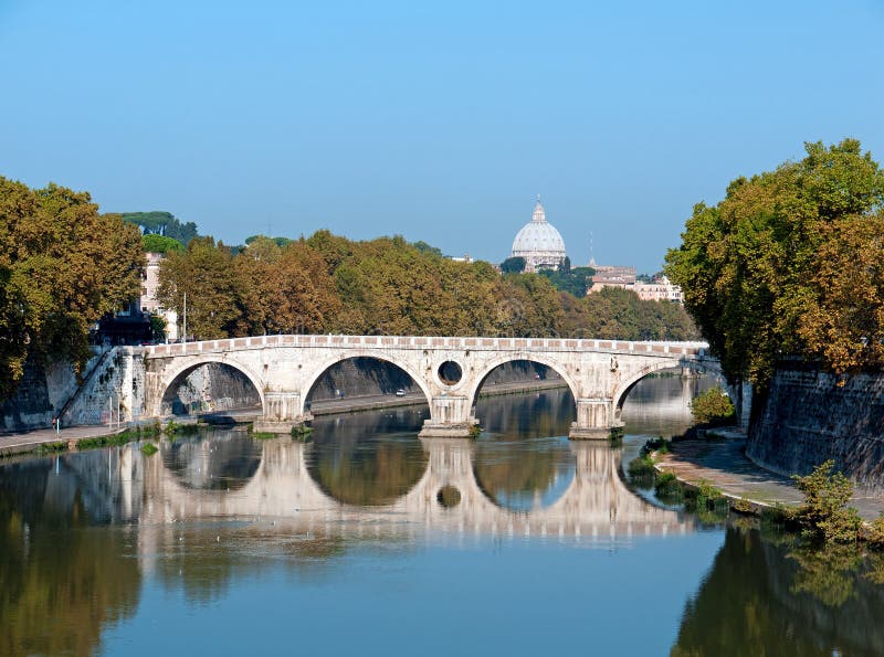 Brug Over De Tiber Rivier, Rome Stock Afbeelding - Image of italiaans ...
