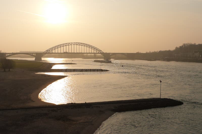 Brug over een rivier stock afbeelding. Image of meer - 24456725