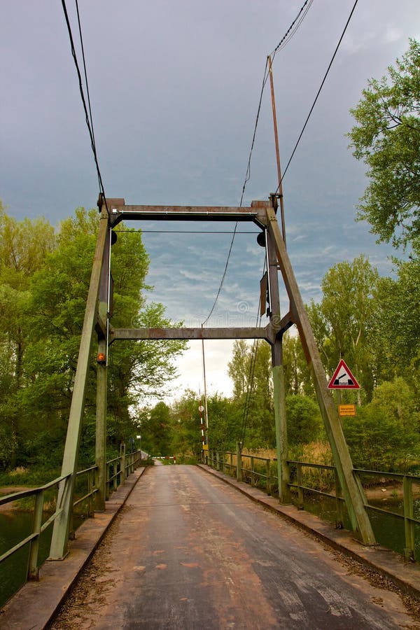 Brug over Rivier stock afbeelding. Image of wolken, stil - 27662917