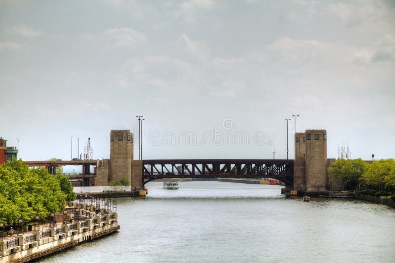 Brug Over Rivier in Chicago Van De Binnenstad Stock Foto - Image of ...