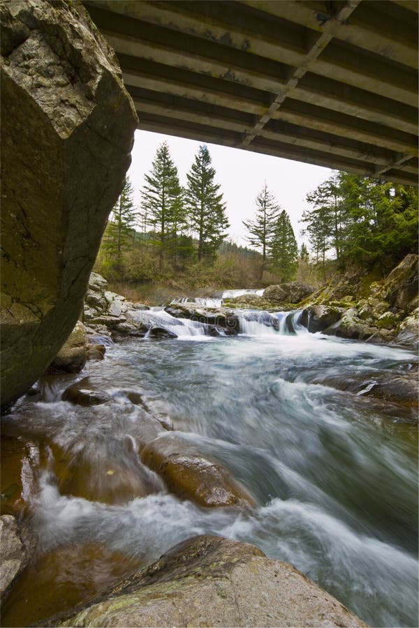 Brug Over Rivier En Waterval Stock Foto - Image of rivier, rotsen: 13352578