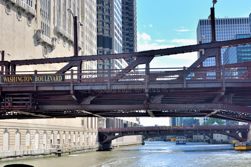 Brug Van De Rivier En De Stadsgebouwen Van Chicago Redactionele Stock ...