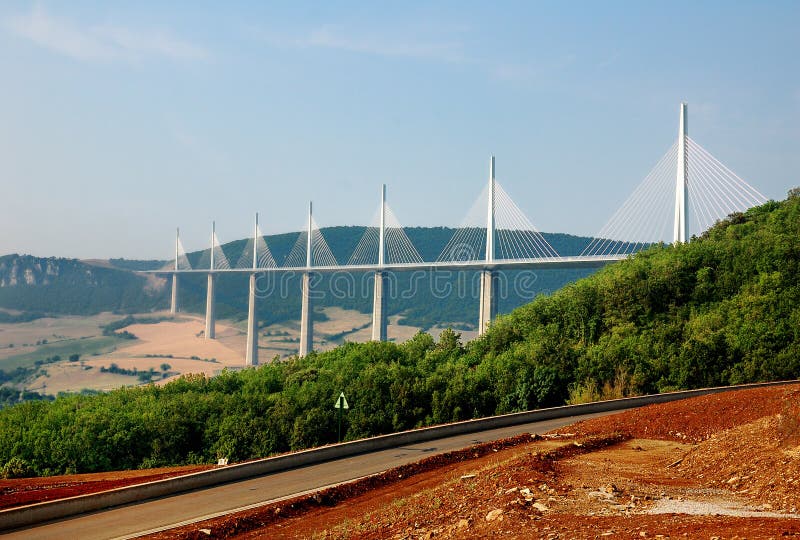 Brug van Millau, Frankrijk redactionele stock foto. Image of hemel ...