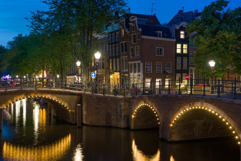 Bruggen in Amsterdam Bij Nacht Stock Afbeelding - Image of ...