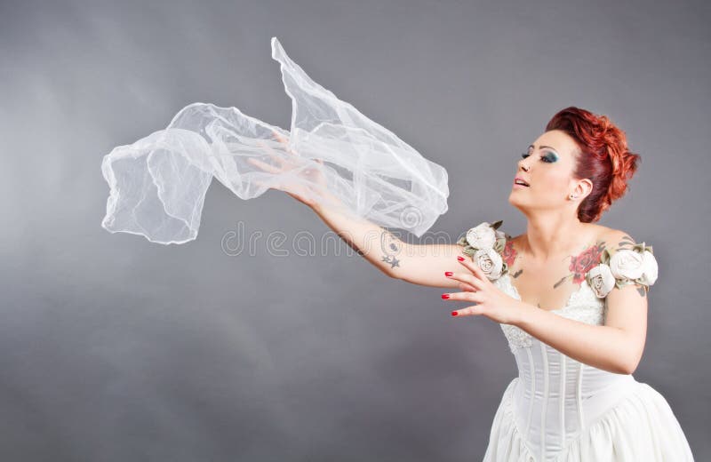 Bruid Die Haar Sluier Werpt Stock Foto - Image of kleding, inspirerend ...