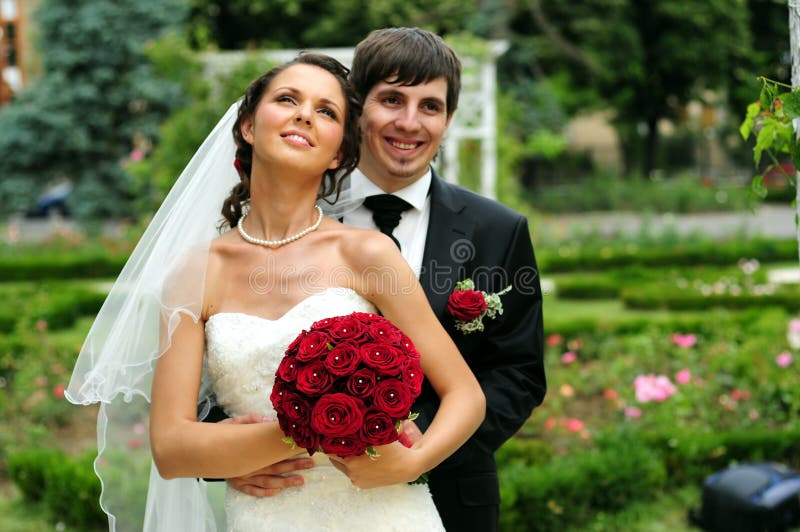 Bruid en Bruidegom stock afbeelding. Image of grijns, holding - 6060227