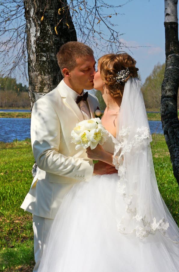 Bruid en bruidegom, kus stock foto. Image of romaans - 32331158