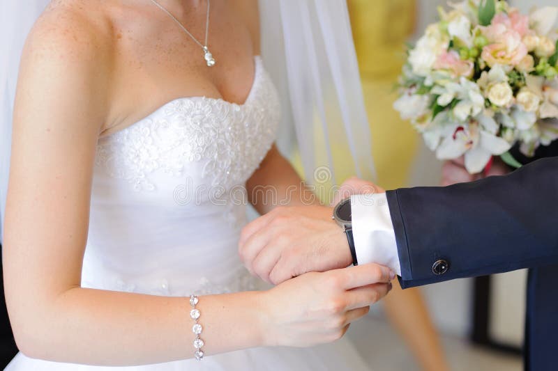 Bruid En Bruidegom Preparation Stock Afbeelding - Image of kleur, toga ...