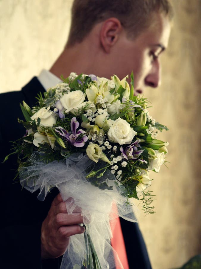 De Bruidegom Heeft Vanaf Bruid Gedraaid - Spreekt Op Telefoon Stock ...