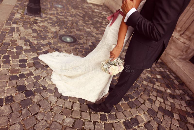 Bruidegom En Bruid in De Stad Stock Afbeelding - Image of leuk ...