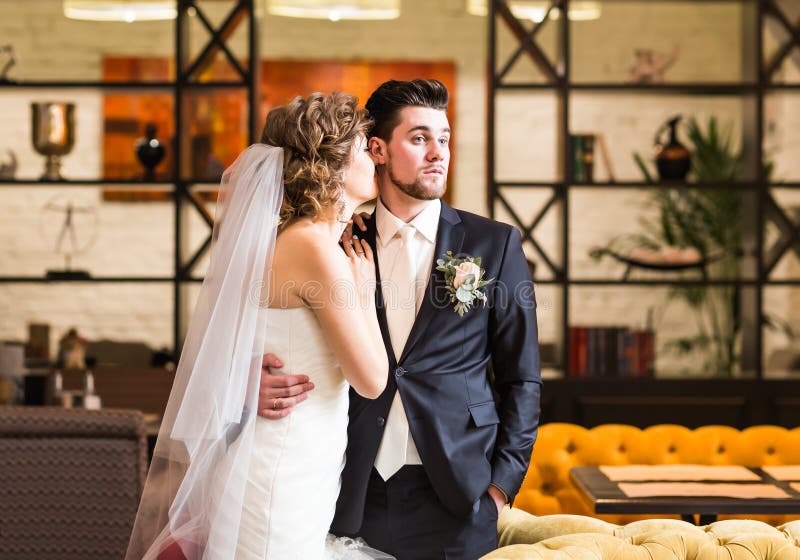 Bruidegom en bruidportret stock foto. Image of mooi, ceremonie - 77213712