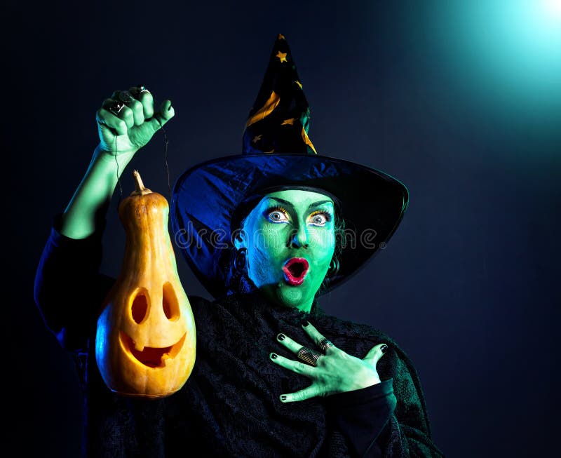 Bruja Verde Con La Calabaza Foto de archivo - Imagen de masquerade ...