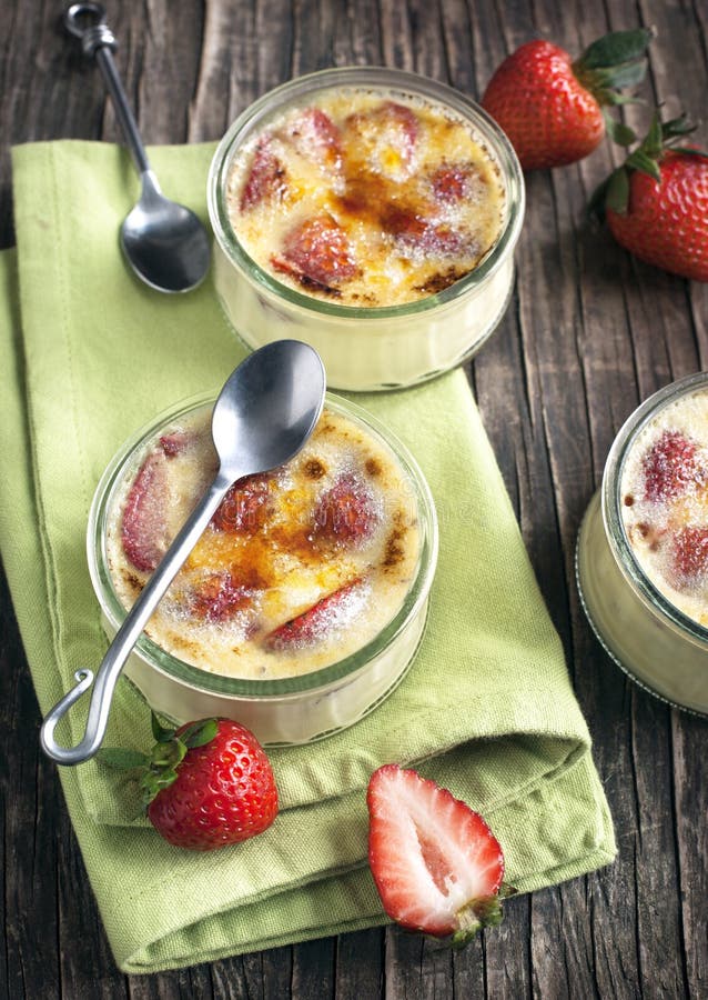 Brulee aardbeiroom stock foto. Image of pudding, recept - 38251648