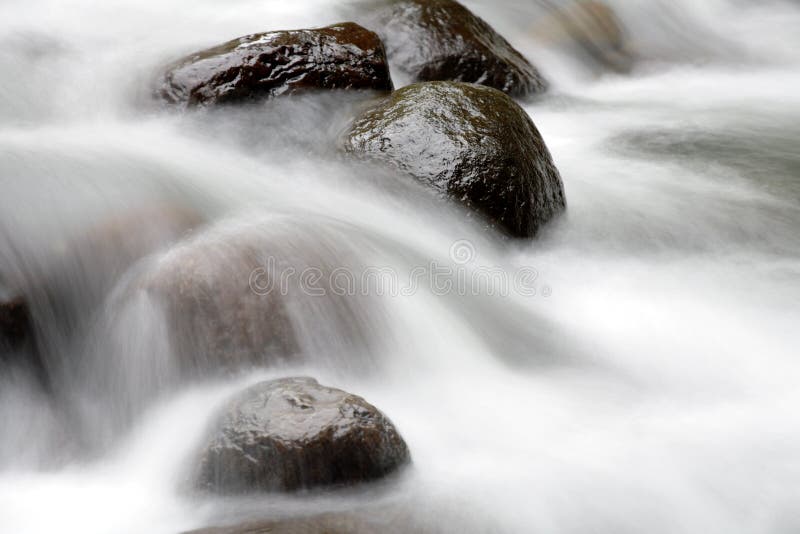 Brumoso imagen de archivo. Imagen de agua, etéreo, rocas - 2751743
