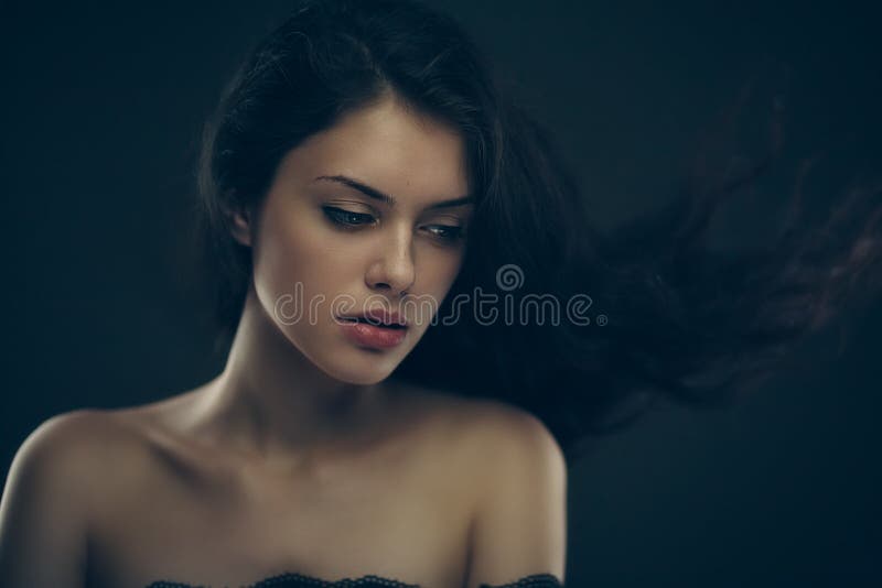 Brune dans son lit photo stock. Image of peau, blanc - 42454892