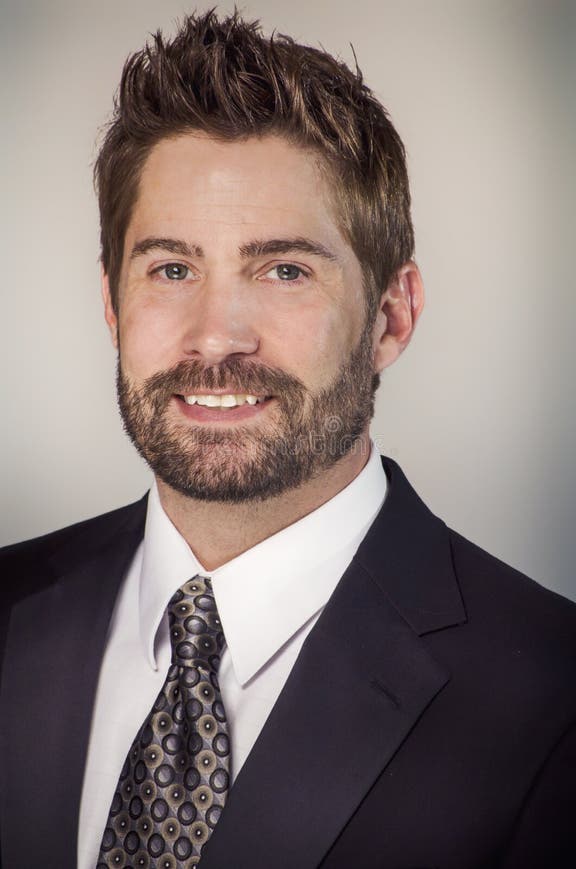 Välvårdad, stilig man fotografering för bildbyråer. Bild av formellt ...